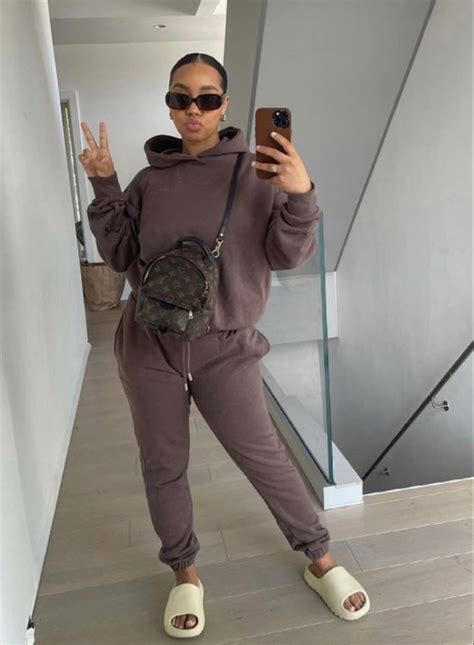 Pin Van Tiffany Bae Op Yeezy Slides Outfit Ideas 🫶 Schattige Outfits
