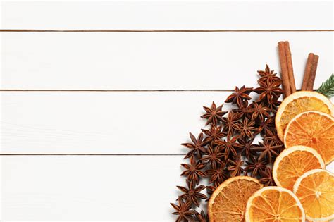 하얀 나무 테이블에 마른 오렌지 조각 아니스 스타 계피 스틱이 있는 평평한 구성 텍스트를 위한 공간 0명에 대한 스톡 사진 및 기타 이미지 Istock