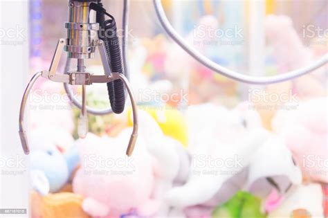 발톱 게임 또는 캐비닛 인형 잡는 다 자판기에서 임의의 부드러운 장난감을 선택 하는 기계 팔 인형 뽑기 게임에 대한 스톡 사진 및 기타 이미지 Istock