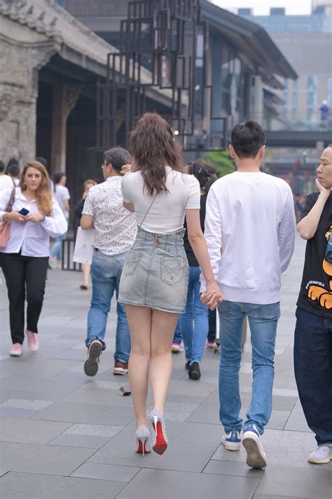 거리 사진작가의 사진 오렌지색 하이힐과 밝은 다리를 가진 여자친구의 사진 V2ph