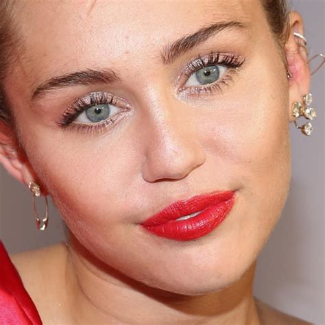 Miley Cyrus Makeup Nude Eyeshadow And Pink Lip Gloss Steal Her Style
