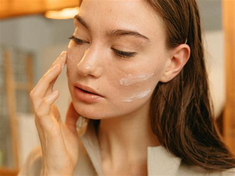 Від косметики з оліями до брудної білизни дерматологи розповіли про помилки в догляді через