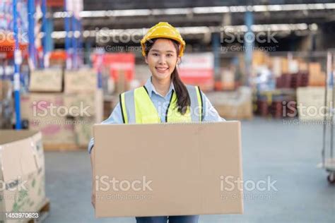 대형 창고 보관 창고에서 일하는 직원이 웃는 초상화를 들고 무거운 판지 상자를 들어 올립니다 25 29세에 대한 스톡 사진 및 기타 이미지 Istock