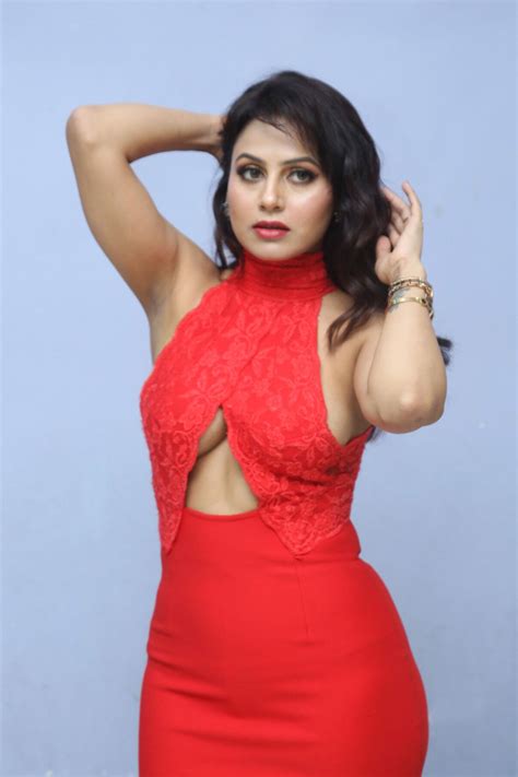 Deepika Singh Side Boobs