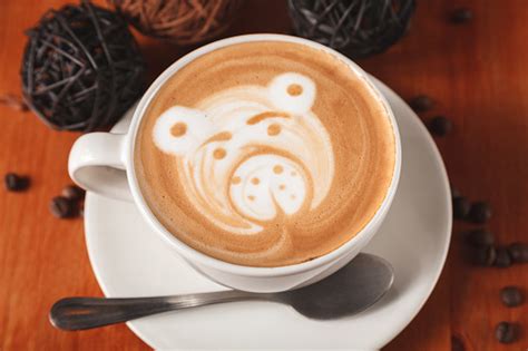 나무 테이블에 곰 클로즈업의 형태로 라 떼 아트와 카푸치노 커피 카페에서 커피의 개념 갈색에 대한 스톡 사진 및 기타 이미지