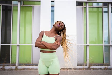 현대 정면 앞에서 머리를 흔들고 포즈를 취하는 아프리카 스포츠 여성 땋은 머리에 대한 스톡 사진 및 기타 이미지 땋은 머리 건물 정면 건축물 Istock