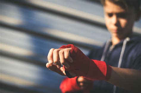 권투 밴드와 젊은 남성 손의 보기를 닫습니다 소년은 손을 감싸며 상자 운동을 준비한다 펀치를 던질 준비가 복서 십 대 스포츠