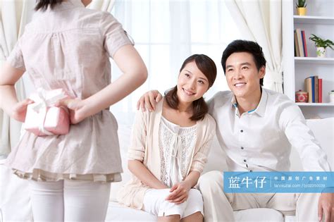 女儿给父母送礼物 蓝牛仔影像 中国原创广告影像素材