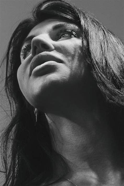 갈색 머리 감정 감정적인 교활한 그림자 깊이 나타내는 내성적 인 대조되는 드라마틱한 로우앵글 샷 매우 복잡한 머리 머리카락 디테일 명상 적 모델