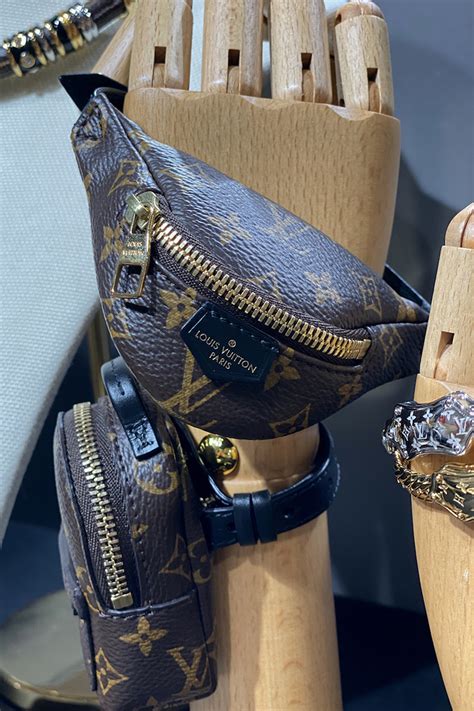 Louis Vuitton представил "наручные" рюкзаки и сумки