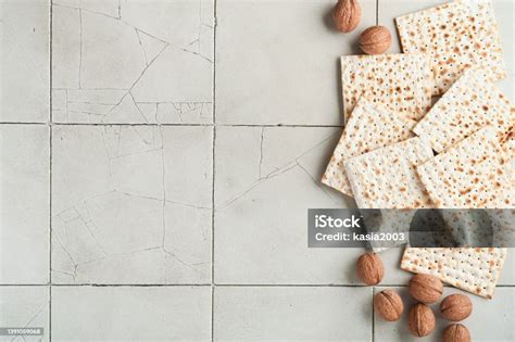 유월절 축하 개념 Matzah 빨간 코셔 호두 오래된 회색 금이 간 타일 조리대 테이블 배경에 전통적인 의식 유대인 빵 유월절 음식 페삭 유대인 휴가 0명에 대한 스톡 사진