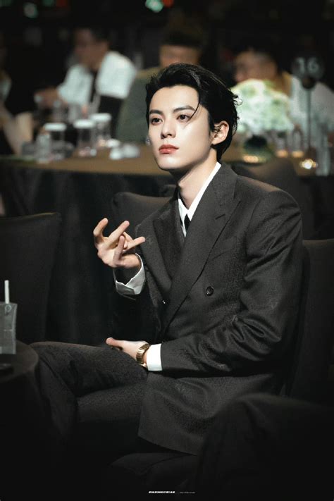 帅气痞味十足的王鹤棣手机壁纸 王鹤棣壁纸高清无水印 图片库 头像控