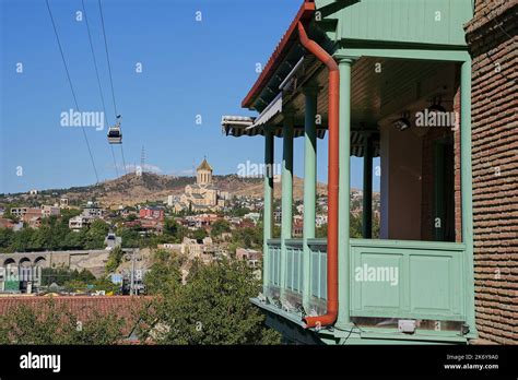 Altstadt Von Tiflis Hinten Die Sameba Kathedrale Rechts Ein Typisches