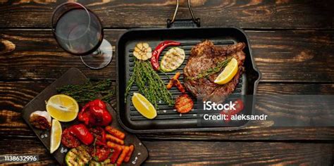 그릴 팬에 스테이크 다진 된 야채 레몬 고추 마늘과 어두운 소박한 배경에 조미료 옆 고기에 대한 스톡 사진 및 기타 이미지 고기 구이 굽기 Istock