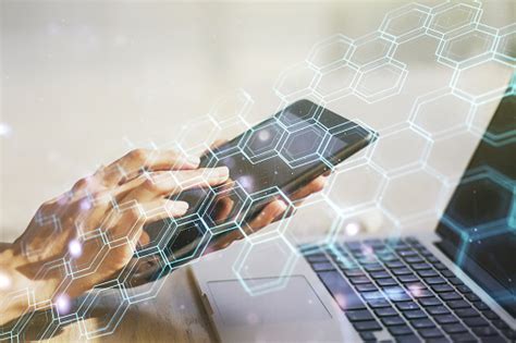 창의적인 추상 무선 기술 홀로그램은 배경 인공 지능 및 기계 학습 개념에 디지털 태블릿에 육각형과 손가락을 누릅니다 다중 노출 데이터에 대한 스톡 사진 및 기타 이미지