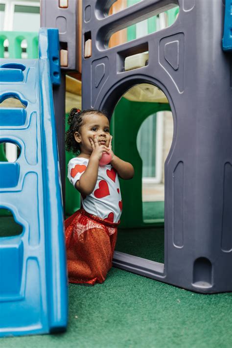 곱슬머리 공공 공원 기쁨 낮 시간 놀이 노는 시간 노천 녹색 바닥재 놀이 놀이 공간 놀이 구조 놀이터 놀이터