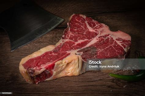 어두운 슬레이트 돌 또는 콘크리트 배경에 향신료를 곁들인 생 쇠고기 스테이크 복사 공간이 있는 평면도입니다 0명에 대한 스톡 사진 및 기타 이미지 Istock