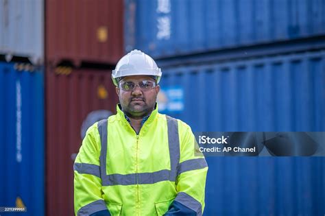 선박 산업의 재고 선적 일정 또는 컨테이너 추적 기술 및 안전을 관리하는 운영 물류 및 선적 야드를 감독하는 부두 작업자 또는