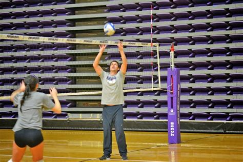 Brent Crouch New Face Of Womens Volleyball The Beacon