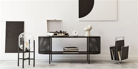 블랙 스타일리시 한 Commode 모의 예술 그림 램프 책 장식 및 가정 장식에 우아한 액세서리와 현대 거실의 인테리어 디자인