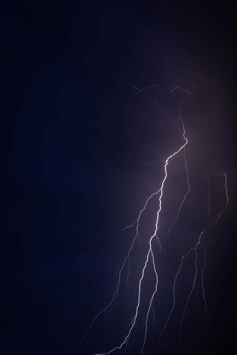 가벼운 강력한 경고 과학 구름 기상학 기후 기후 변화 긴 노출 날씨 뇌우 두려움 드라마틱한 바이올렛 밤 배경 번개 번갯불 번쩍이는 벼락
