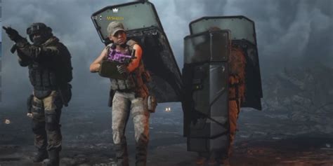 Call Of Duty Warzone Glitch Lets Players Have 3 Guns At Once