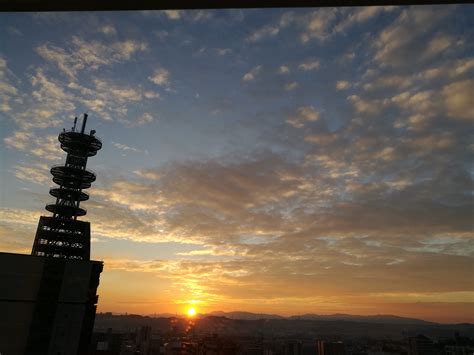 空の写真｜朝焼けとアンテナ tech memo