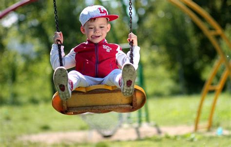 Мальчик на качелях (39 фото) - фото - картинки и рисунки: скачать бесплатно