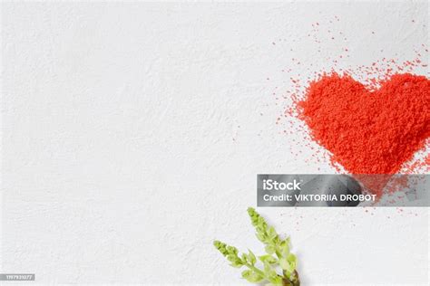 발렌타인 데이 배경입니다 흰색 배경에 빨간 부스러기로 만든 마음 상단 보기 공간을 복사합니다 플랫 레이 인사말 카드 0명에 대한 스톡 사진 및 기타 이미지 Istock