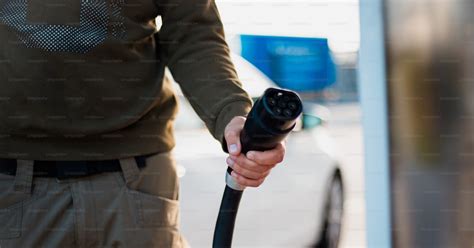 남자는 차에 연료를 붓습니다 초점이 가까이에 있습니다 자동차용 전기 펌프 사진 Unsplash의 사람 이미지