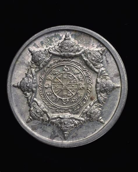 พระปิดตาพังพระกาฬ เนื้อเงิน องค์ดารา ในหนังสือ บอย ท่าพระจันทร์ 2 ร้าน สิทธาพระเครื่อง