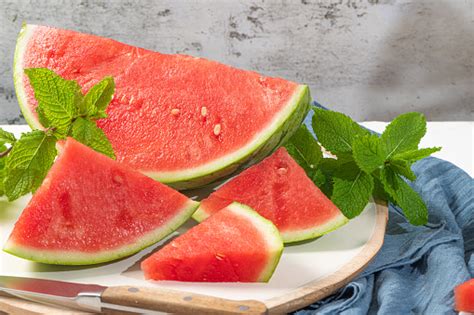 부엌 테이블에 잘 익은 수박과 신선한 민트의 구성 잘 익은 여름 수박 육즙이 많은 수박 식탁에 제철 과일의 개념 수박에 대한 스톡 사진 및 기타 이미지 Istock