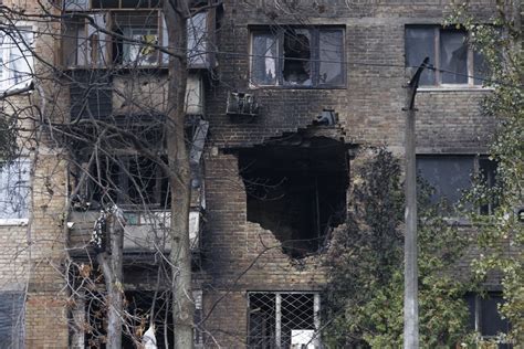 Як виглядає зруйнований уламком ракети будинок на Печерську та що кажуть мешканці ФОТО