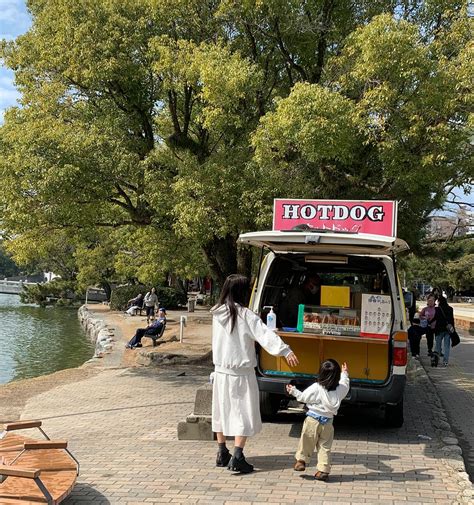 오송민 늦은 비행기라서 오호리공원에서 오리배도 탔다 어릴적 엄마 아빠랑 왔던 90년대 아주 작은 놀이공원같은 곳 슬렁슬렁 오리배타고 핫도그먹으며 시간을 보냈다 다른