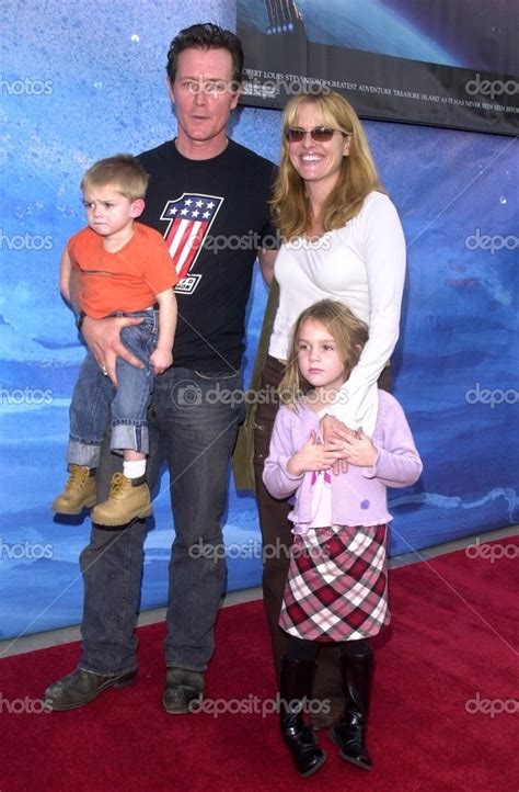 Robert Patrick With Son Sam Wife Barbara And Daughter Austin Stock