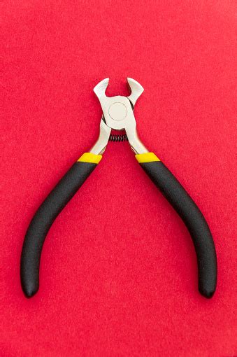 빨간색 배경에 마스터 전기 기술자를 위한 고무 손잡이가 있는 단일 펜치 도구 0명에 대한 스톡 사진 및 기타 이미지 0명 강철 건설 기계류 Istock