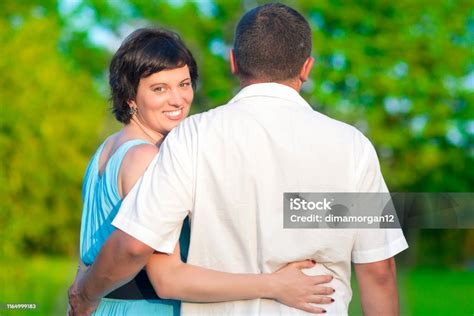 사랑스러운 백인 부부는 함께 시간을 갖는 여름 공원에서 야외 포옹수평 이미지 방향 2명에 대한 스톡 사진 및 기타 이미지 2명 30 34세 30 39세 Istock