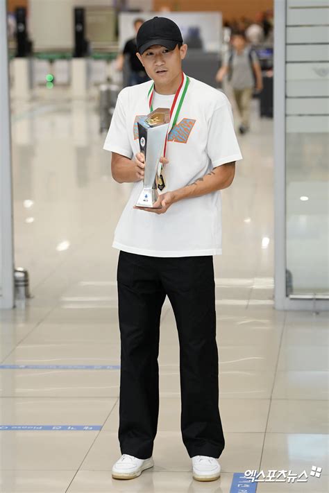 김민재 메달 걸고 트로피 들고 금의환향[포토] 네이트 스포츠