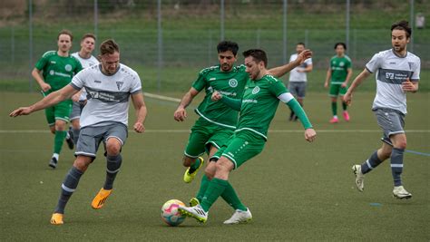 강렬한 경기 게임 경기장 경쟁 경쟁력 있는 골 공 그룹 낮 녹색 키트 달리는 동적 액션 매치 방어 범죄 성인 플레이어 스포츠 스포츠 이벤트