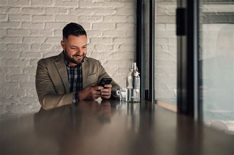 카페에서 커피를 마시면서 스마트폰을 사용하는 사업가 40 44세에 대한 스톡 사진 및 기타 이미지 40 44세 Brand Name Smart Phone 관능 Istock