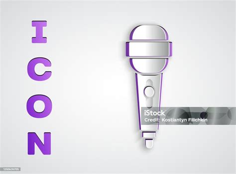 회색 배경에 격리된 용지 절단 마이크 아이콘입니다 공기 라디오 마이크 마이크에 스피커 기호입니다 종이 아트 스타일 벡터