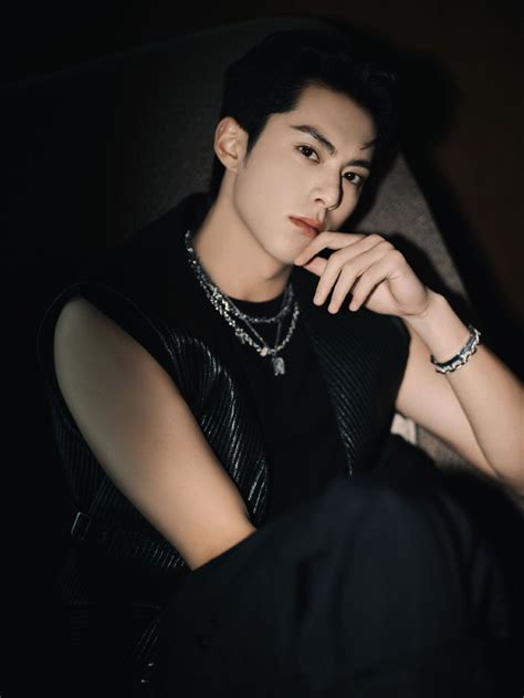 組圖：王鶴棣成都活動生圖釋出 無袖皮衣項鏈造型好酷帥 新浪香港