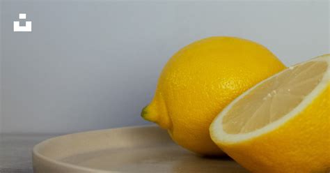 접시 위에 앉아있는 레몬 두 개 사진 Unsplash의 무료 레몬 이미지