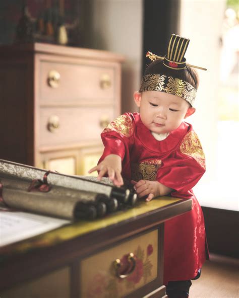 해밀갤러리 한옥스튜디오 임금님께서 업무가 아주 바쁘신 모양이에요😆 그래도 인자한 웃음으로 촬영 해