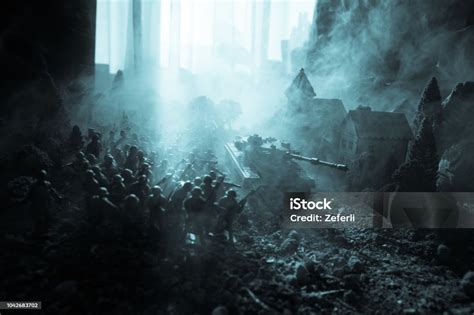 전쟁 개념입니다 군사 전쟁 안개 하늘 배경 세계 대전 군인 실루엣 흐린 지평선 아래에 싸우는 장면 실루엣 기갑된 차량입니다 전투 탱크 장식 개성 개념에 대한 스톡 사진 및