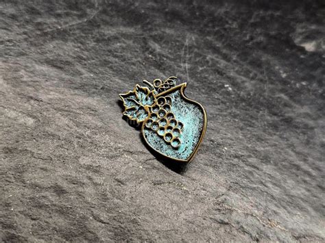 ბროში ქვევრი და ყურძენი ხელნაკეთი ბრინჯაოს ბროში ანტიკუ მეორადი და ახალი ნივთების ყიდვა