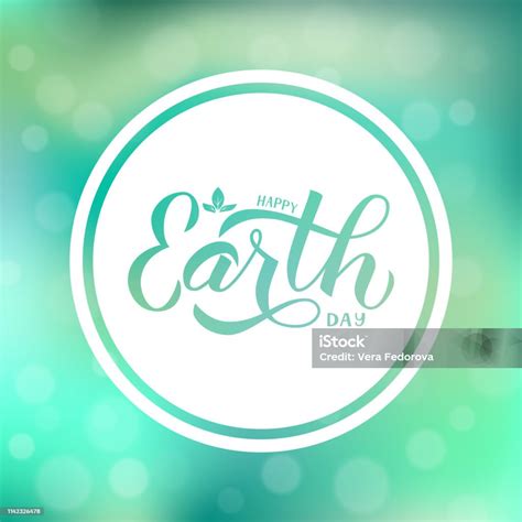 녹색 배경에 나뭇잎과 행복 한 지구의 날 서 예 손 글씨 타이포 그래피 포스터 템플릿입니다 배너 기호 전단지 태그 인사말 카드 브로셔 용 디자인의 벡터 요소를 쉽게 편집 할