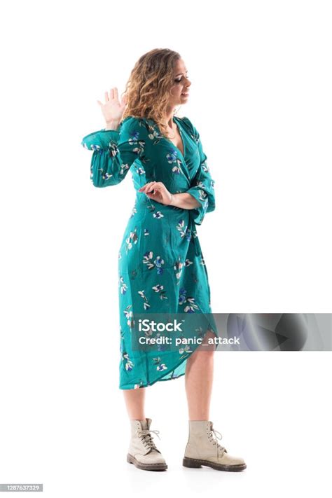 감정을 북적이는 여성의 측면 보기는 아래를 내려다 보는 정지 손 사인 제스처와 말다툼 그만해 손짓에 대한 스톡 사진 및 기타 이미지 그만해 손짓 울음 전신 Istock