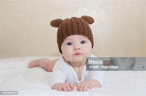 갈색 니트 모자를 쓴 귀여운 신생아의 초상화 귀가 클로즈업된 침대에 뱃속에 누워 있는 귀여운 신생아의 초상화 테디베어 아기에 대한 스톡 사진 및 기타 이미지 Istock