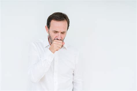 기분이 불쾌 하 고 감기 나 기관지염에 대 한 증상으로 기침 하는 고립 된 배경 위에 우아한 수석 남자 의료 개념입니다 감기와